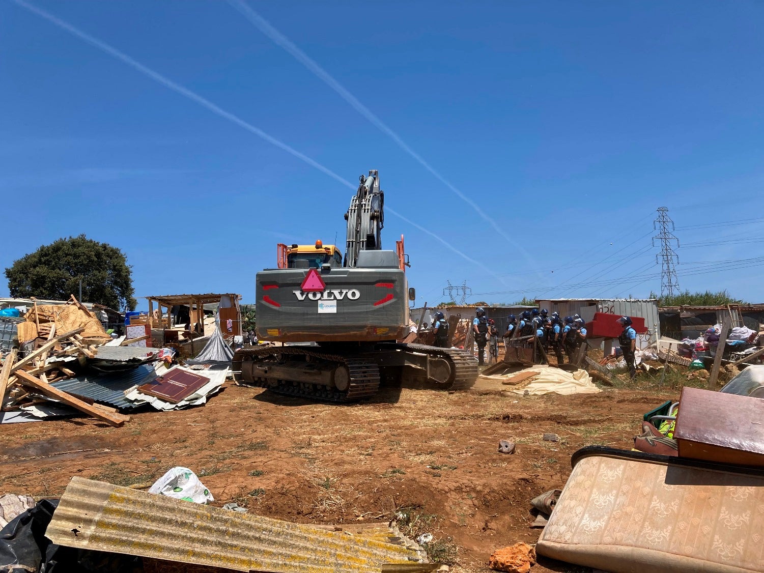 Demolições no Bairro do Talude deixam dezenas de pessoas sem teto
