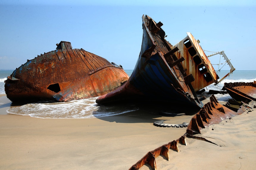 Cemitério de navios em Angola dá sucata em vez de peixe