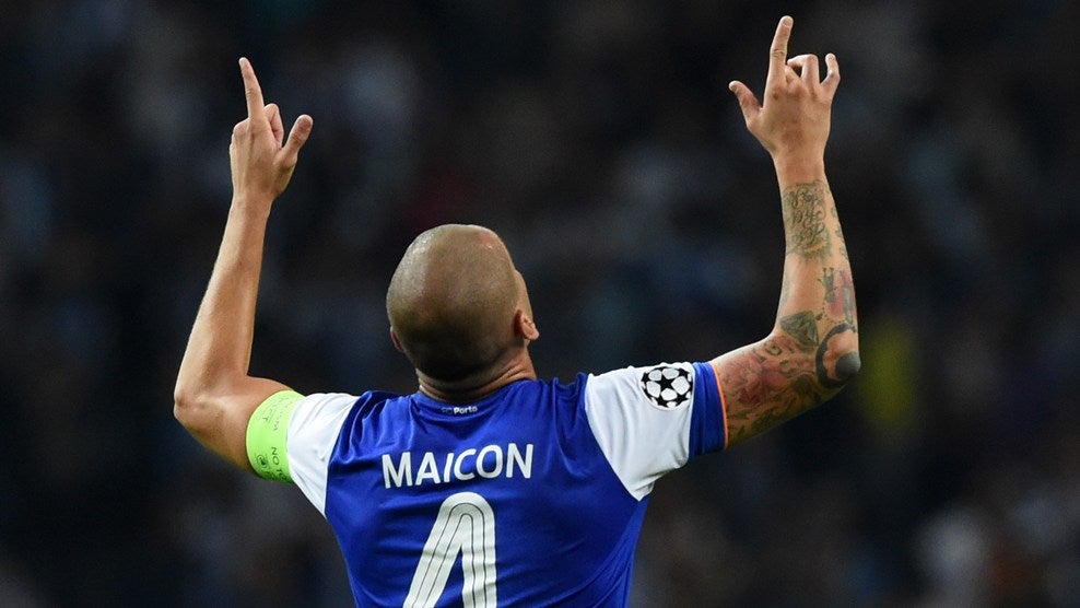 Maicon faz tratamento a queixas no adutor esquerdo