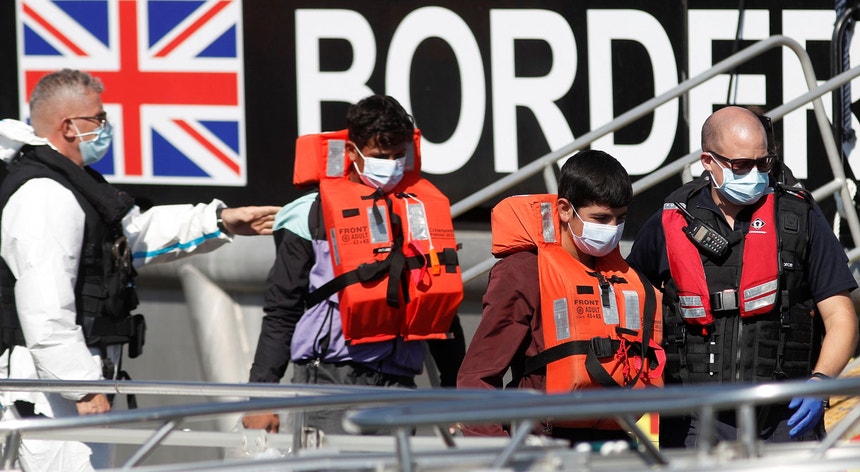Canal da Mancha. Reino Unido quer devolver barcos com migrantes a França Canal da Mancha. Reino Unido quer devolver barcos com migrantes a França