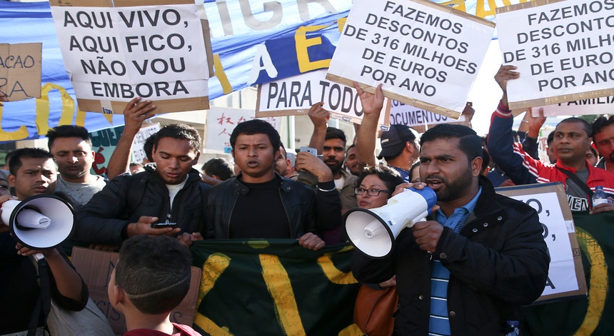 Manifestação Pelos Direitos Dos Imigrantes Confronta Se Com Protesto Do