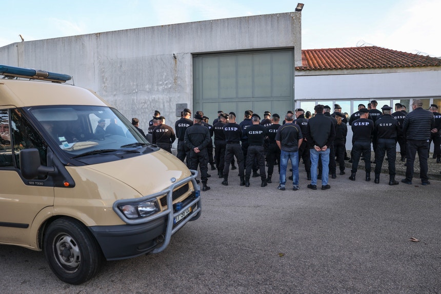 Guardas prisionais apresentam-se em frente à prisão de Monsanto num ...
