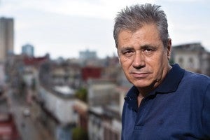 Escritor e argumentista cubano Senel Paz recebe prémio Ernest Hemingway