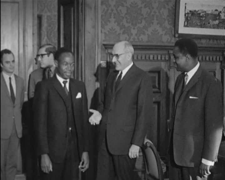 Aleke Banda apresenta cumprimentos a Marcelo Caetano – RTP Arquivos